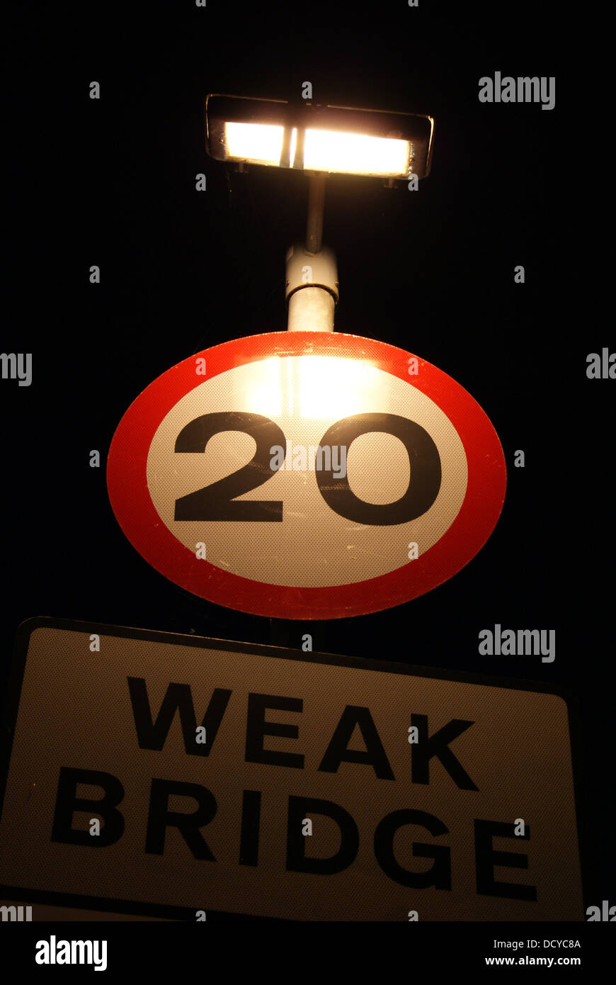 Weak bridge sign hi-res stock photography and images - Alamy