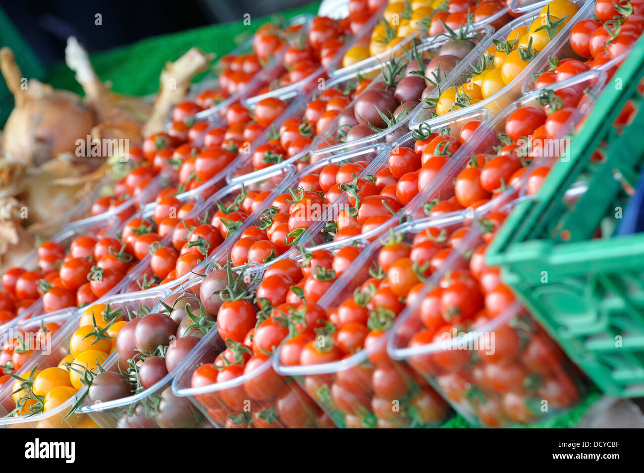 Punnet of tomatoes hi-res stock photography and images - Alamy
