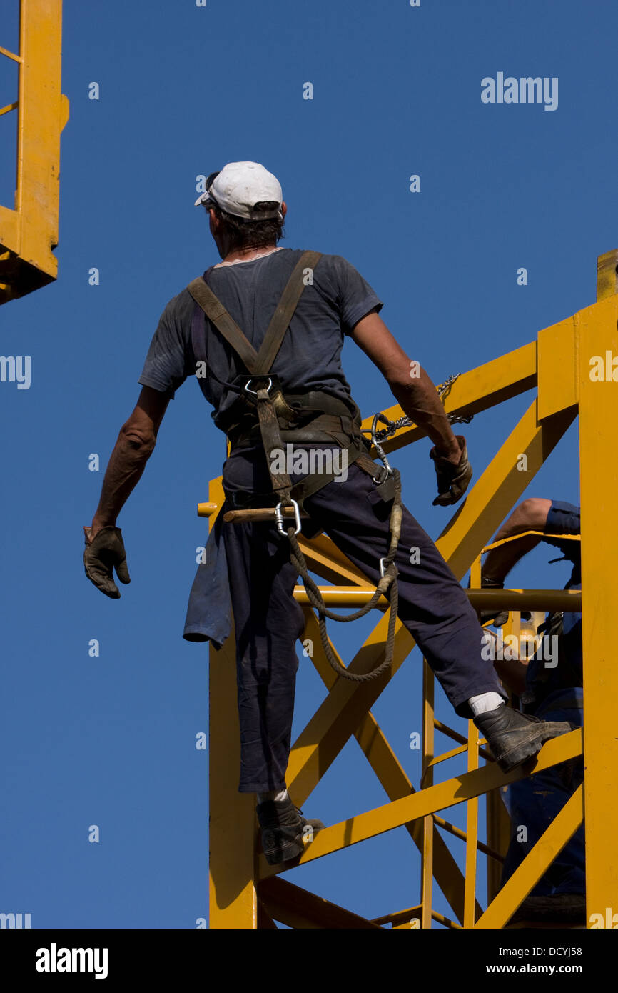 Man assembling crane tower hi-res stock photography and images - Alamy