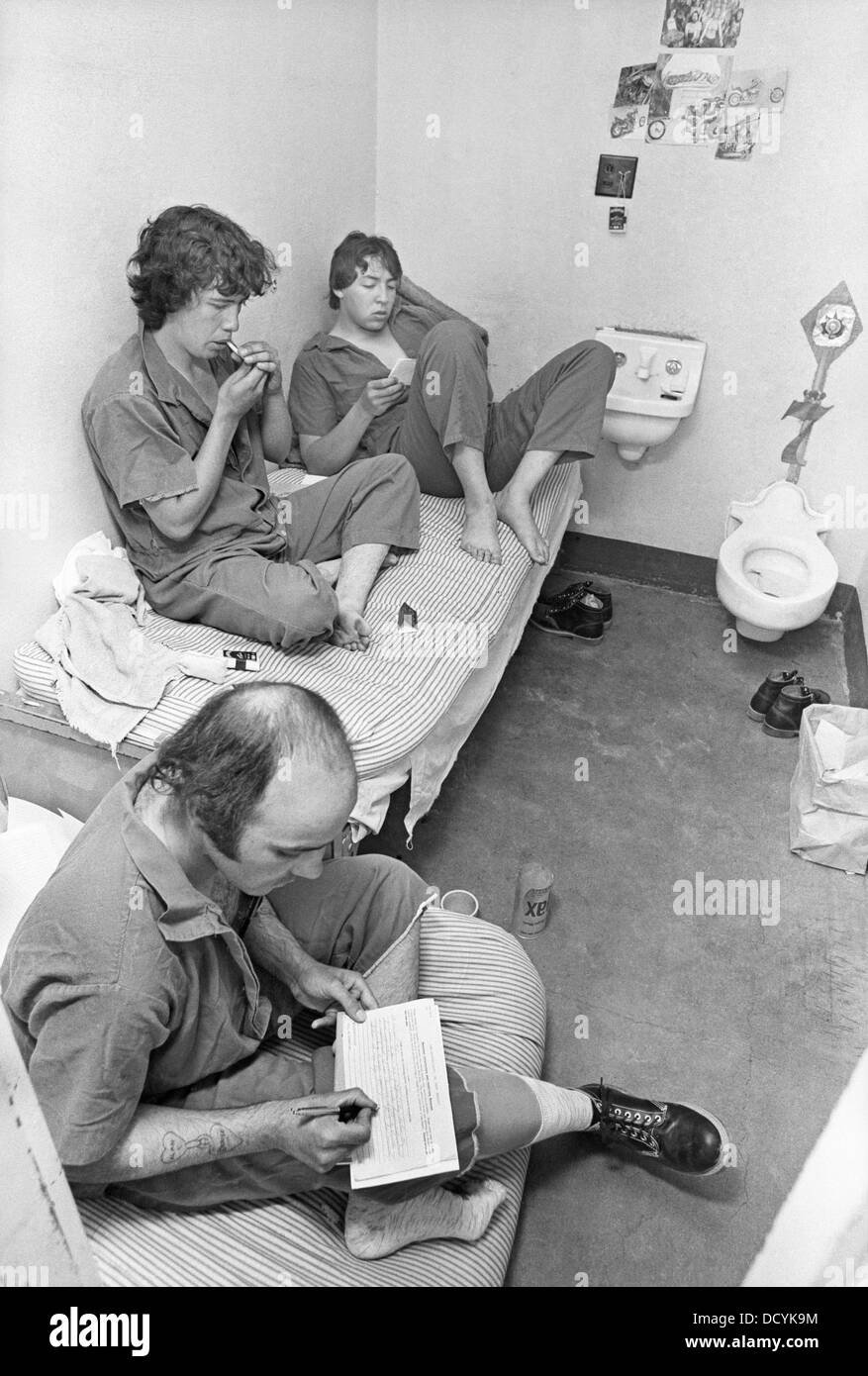 Inmates in overcrowded maximum security cells in New Mexico State ...