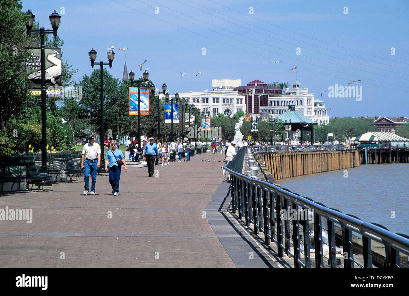 New Orleans' Riverwalk development includes a lovely riverfront park ...