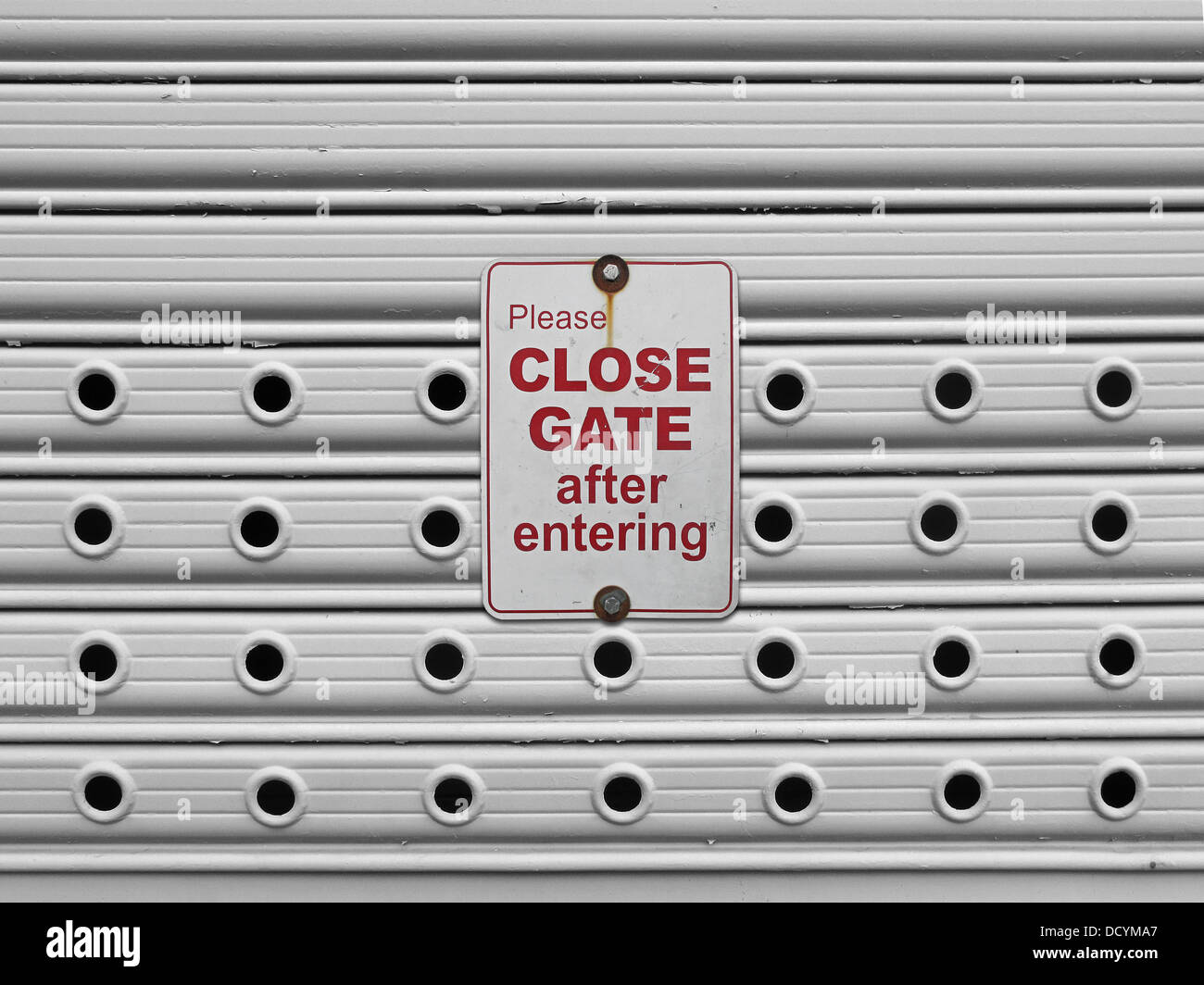 Please close gate sign High Resolution Stock Photography and Images - Alamy