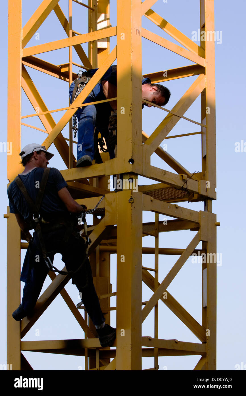 Man assembling crane tower hi-res stock photography and images - Alamy