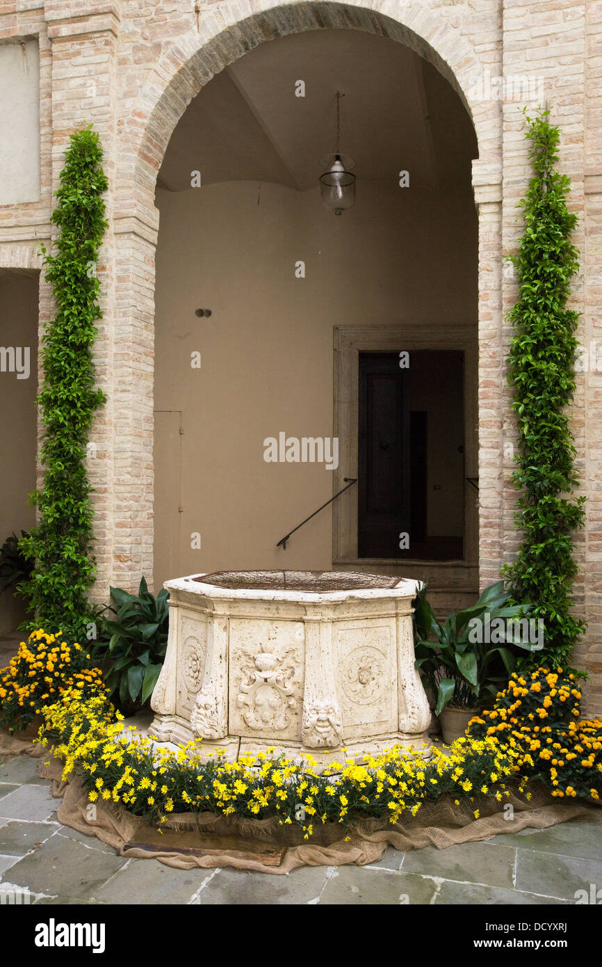 Italian renaissance palazzo hi-res stock photography and images - Alamy