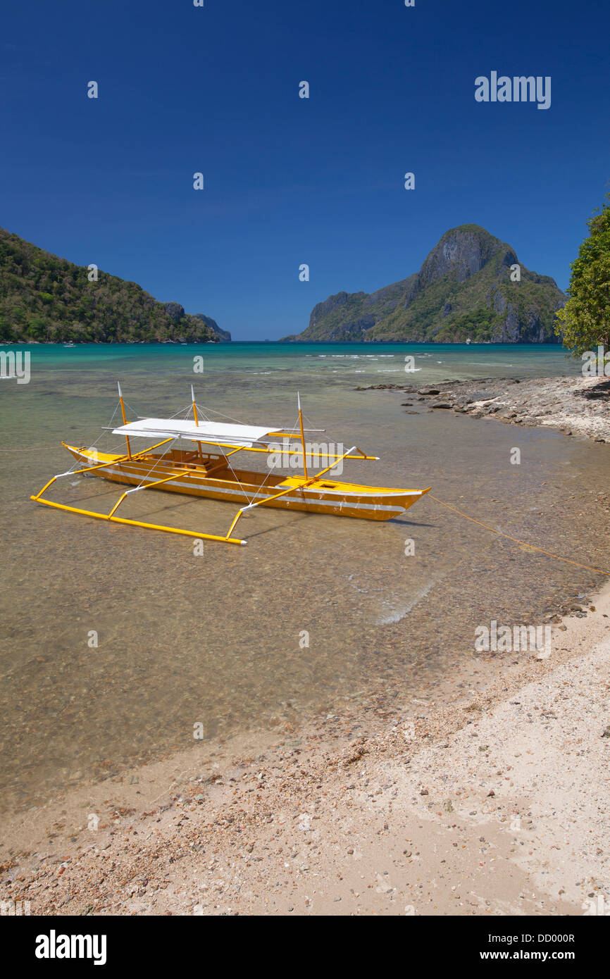 A Tradional Wooden Bangka Boat Sits In The Picturesque And Scenic Bay ...