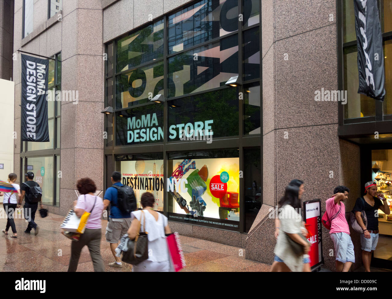 Modern store exterior hi-res stock photography and images - Alamy