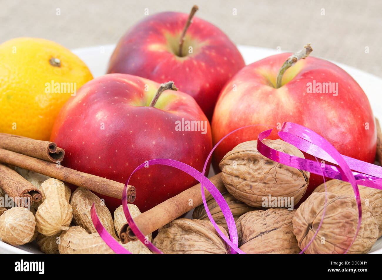 Mandarin nuts cinnamon sticks hi-res stock photography and images - Alamy