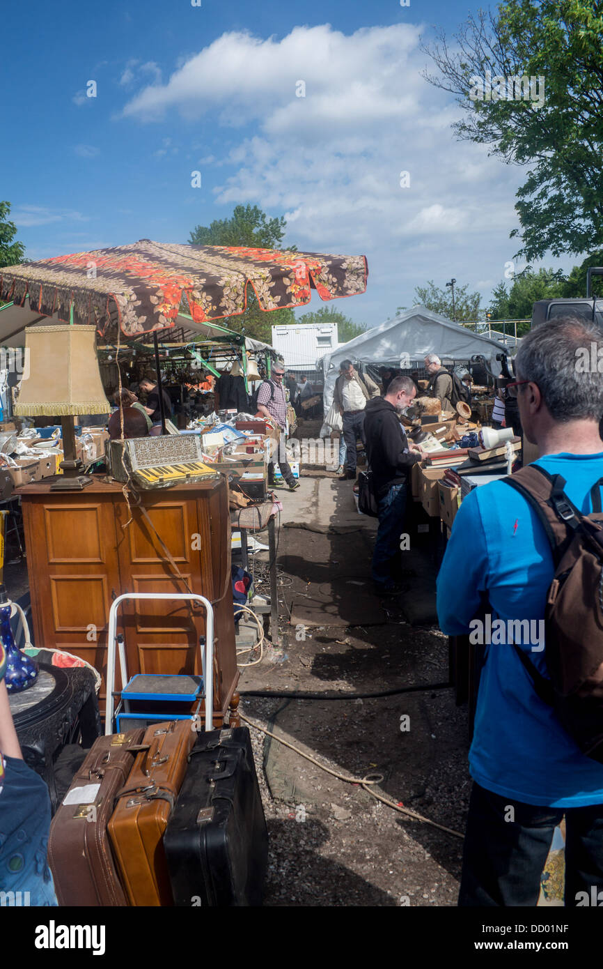 Flohmarkt am Mauerpark flea market people browsing stalls Berlin ...