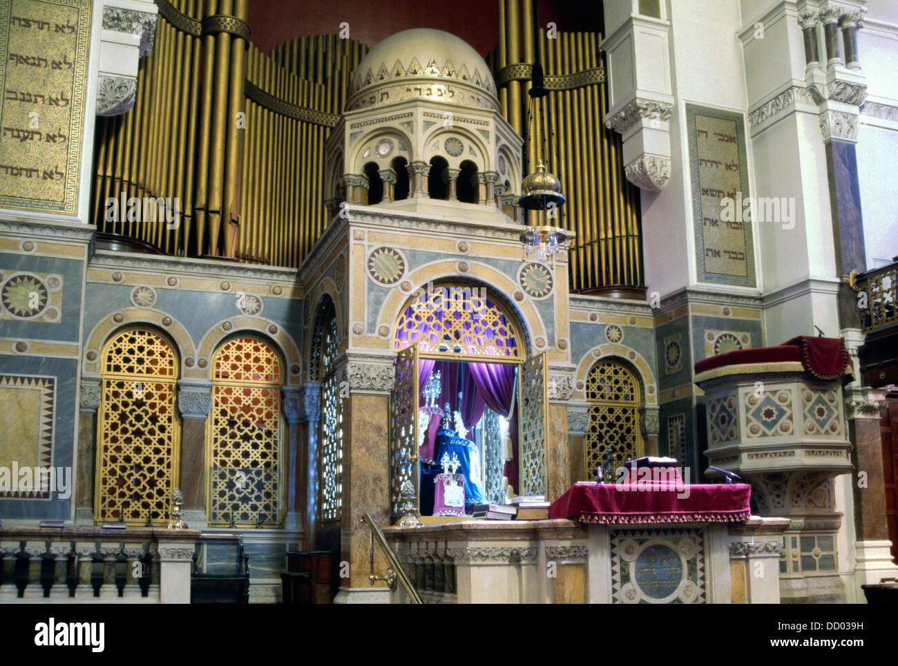 West London Synagogue Interior Ner Tamid (Eternal Flame/ Eternal Light ...