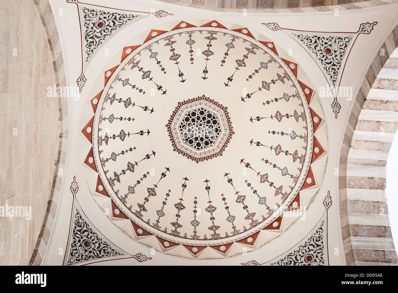 A patterned decorative domed ceiling, Suleymaniye Mosque, Istanbul ...