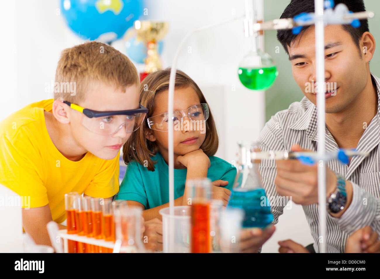 Boys in science class hi-res stock photography and images - Alamy