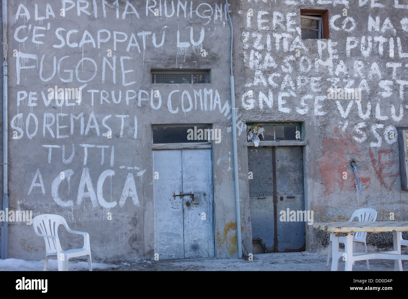 Graffiti on abandoned house hi-res stock photography and images - Alamy