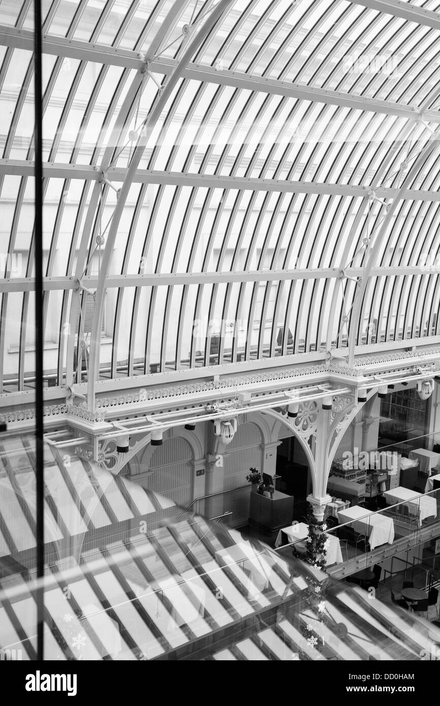 Royal opera house covent garden Black and White Stock Photos & Images ...