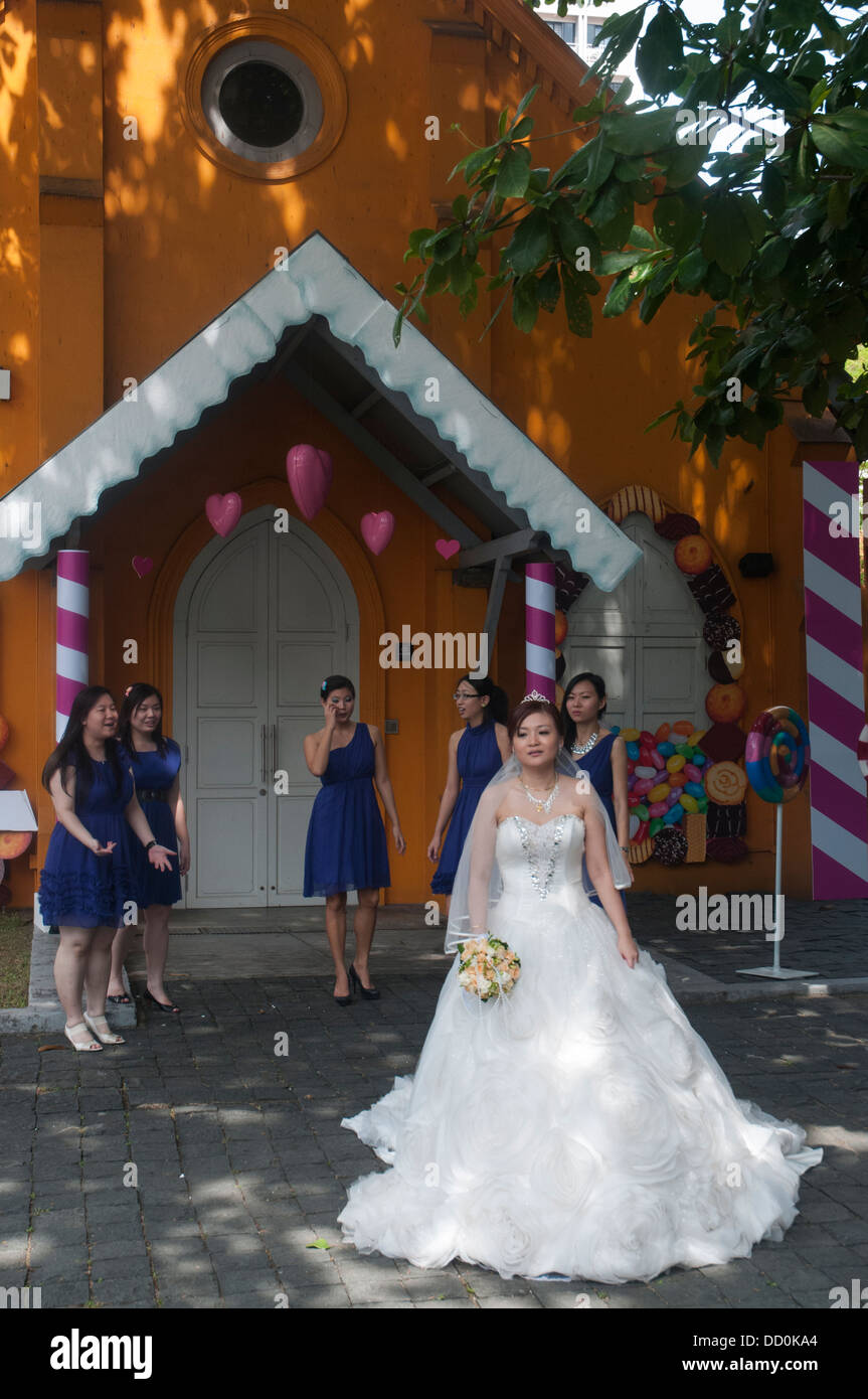 Wedding party posing at Sculpture Square, a former Protestant church in ...