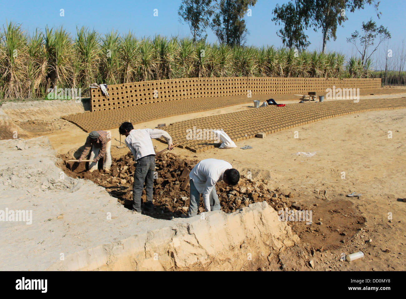 Manual workers making bricks hi-res stock photography and images - Alamy
