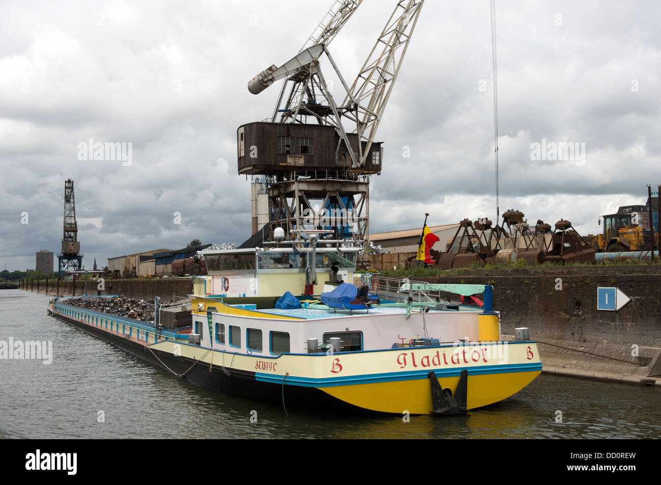 Scrap metal being unloaded from a barge Stock Photo - Alamy