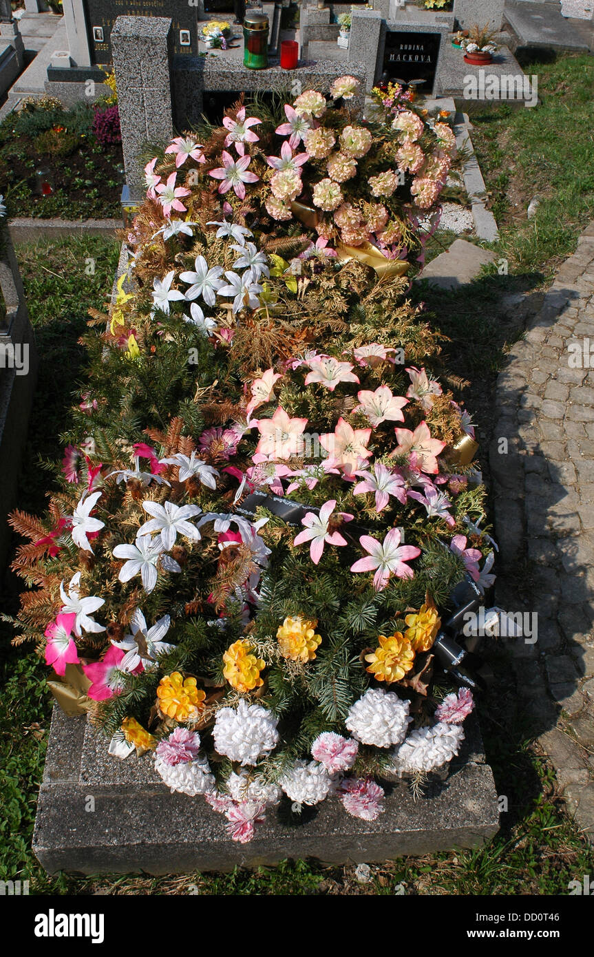Graveyard flowers hi-res stock photography and images - Alamy