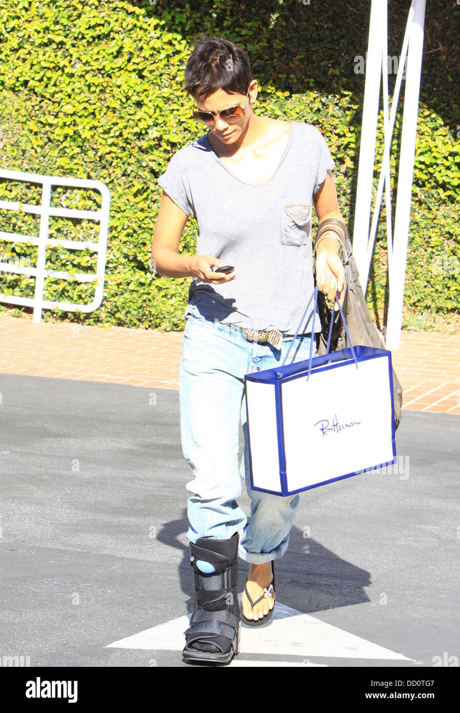 Halle Berry walking back to her car with her broken foot in a cast ...