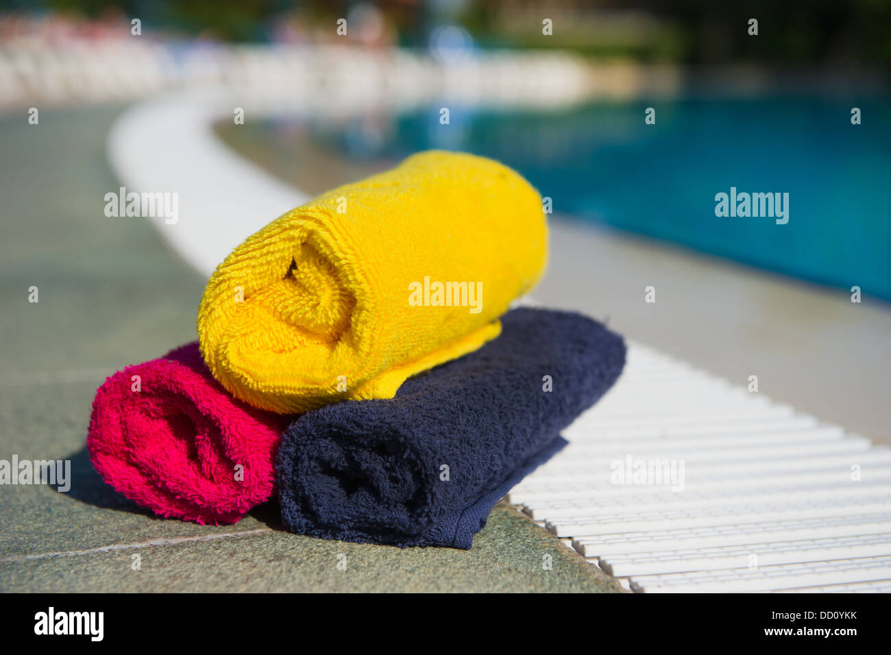Towels at swimming pool Stock Photo - Alamy