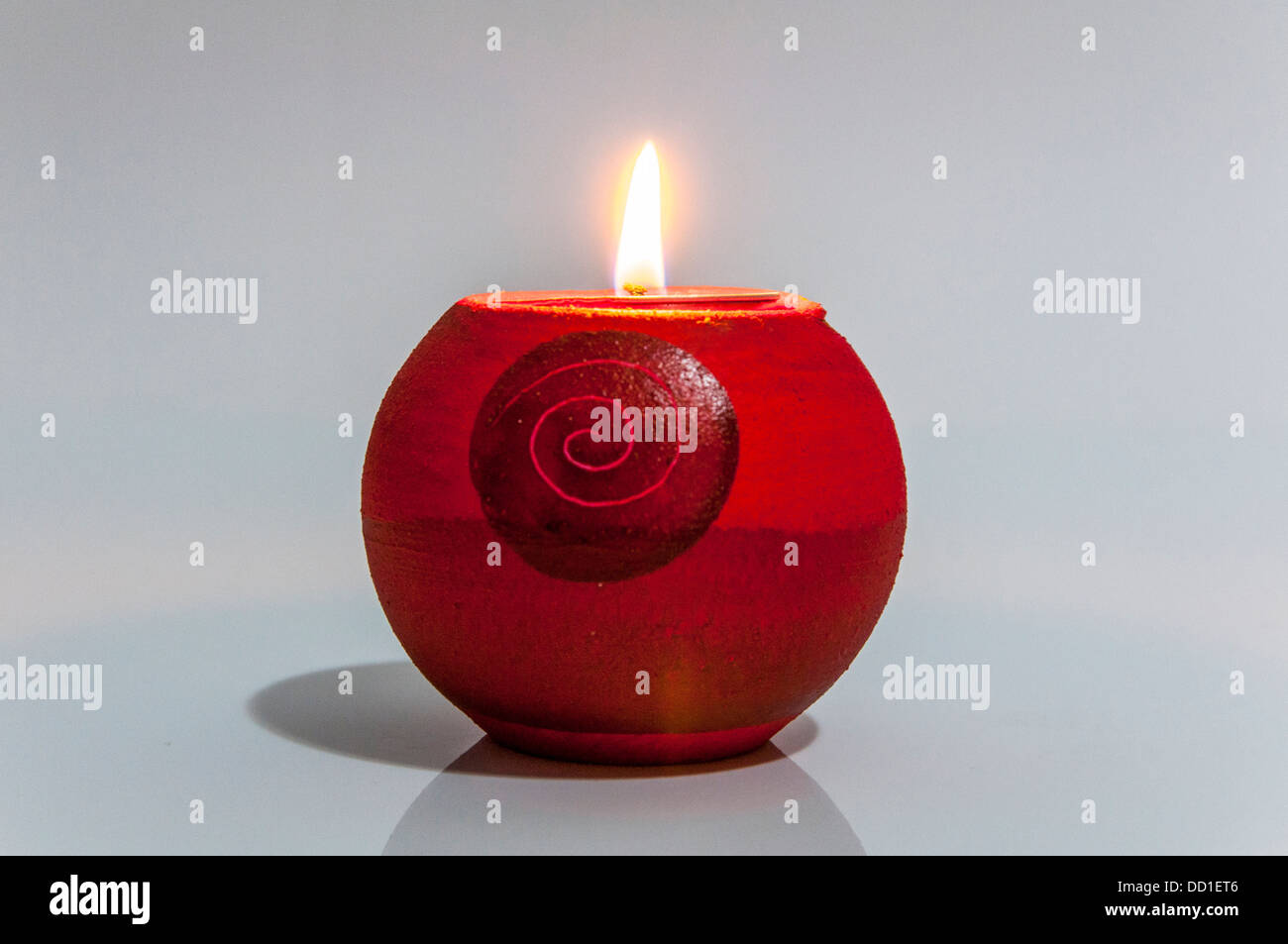 Light candlelight hi-res stock photography and images - Alamy