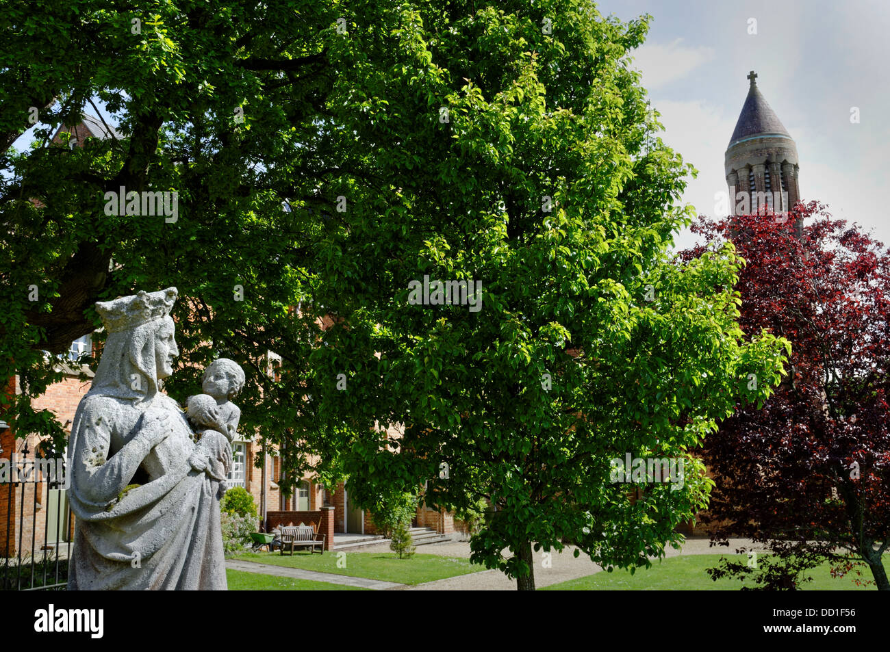 Statue, Jesus and Mary, Quarr Abbey Grounds , Wooten Bridge, Ryde, Isle ...
