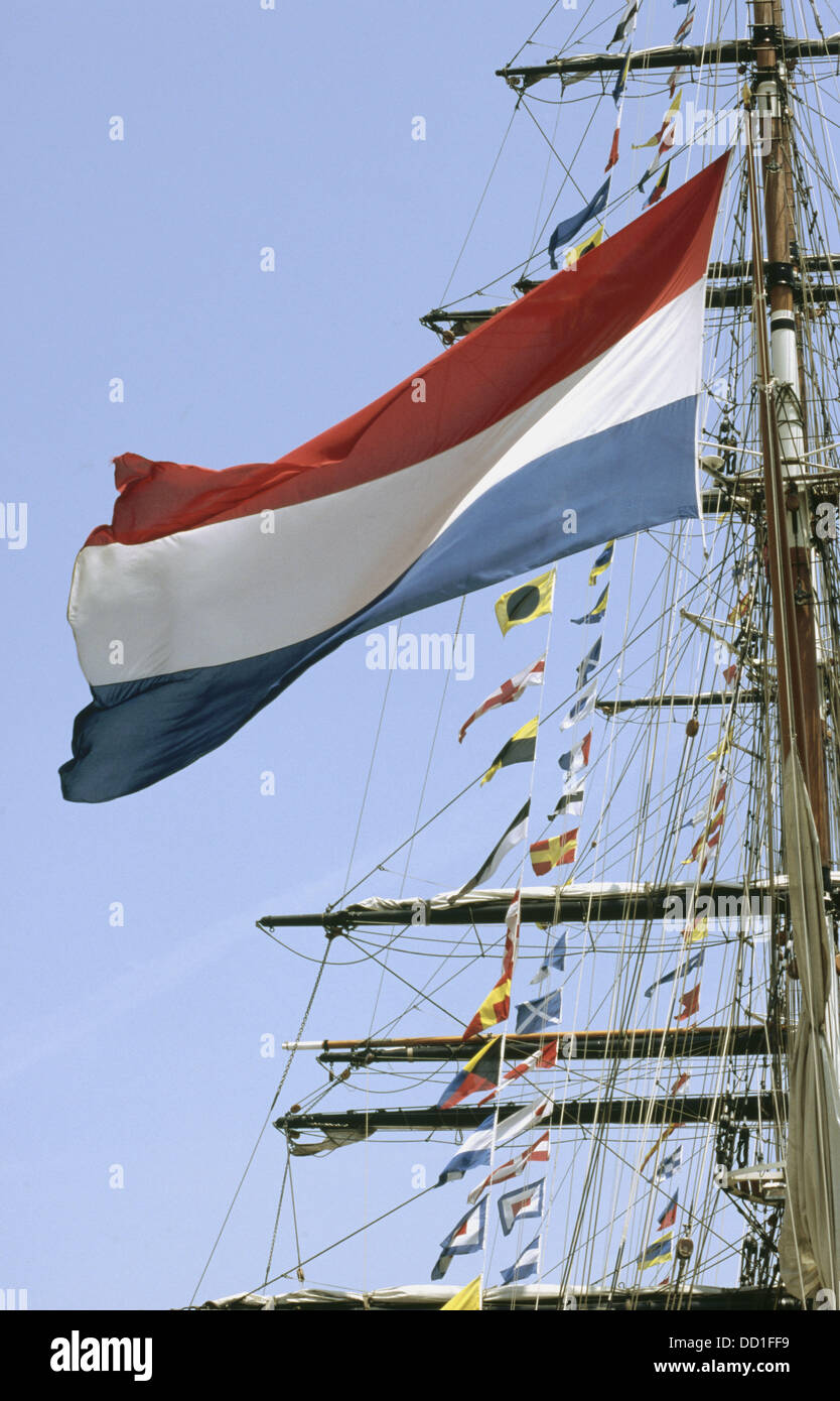 Flying ship hi-res stock photography and images - Alamy