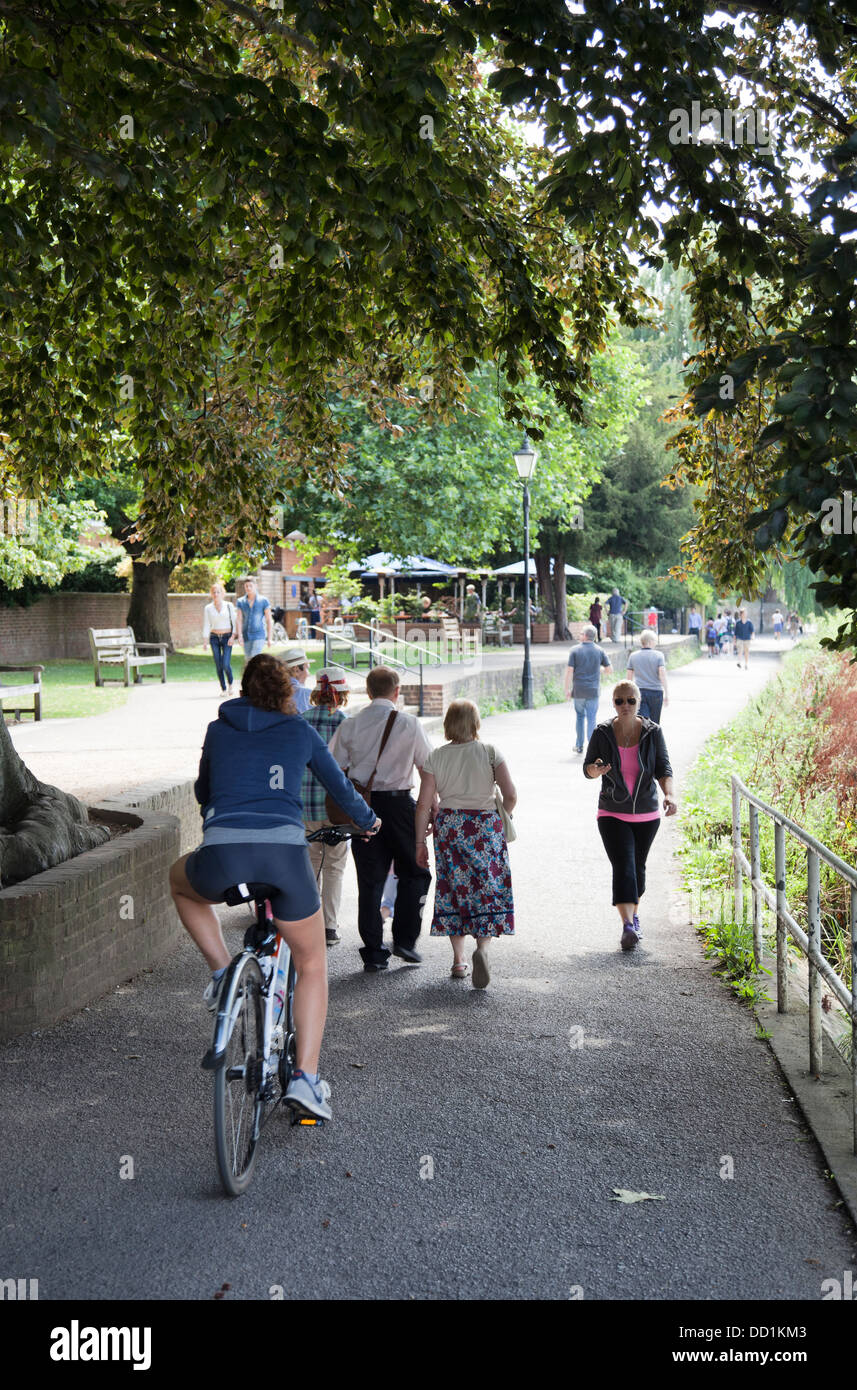 Thames tow path richmond hi-res stock photography and images - Alamy