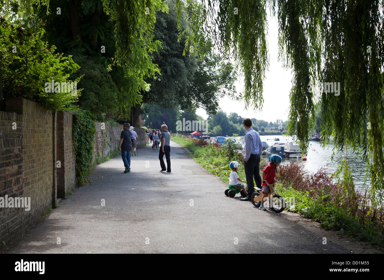 River thames tow path hi-res stock photography and images - Alamy