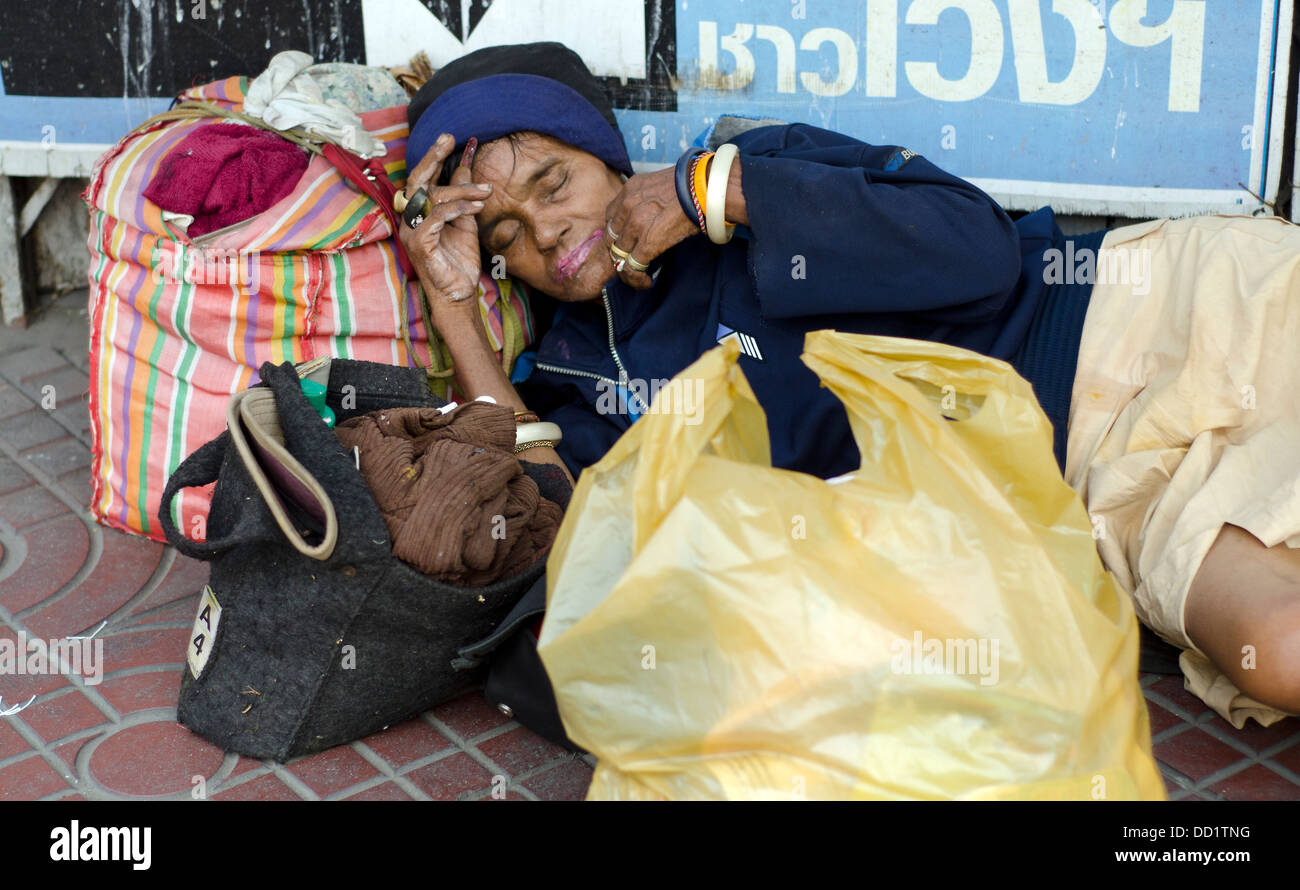 Bangkok homeless woman Stock Photo - Alamy