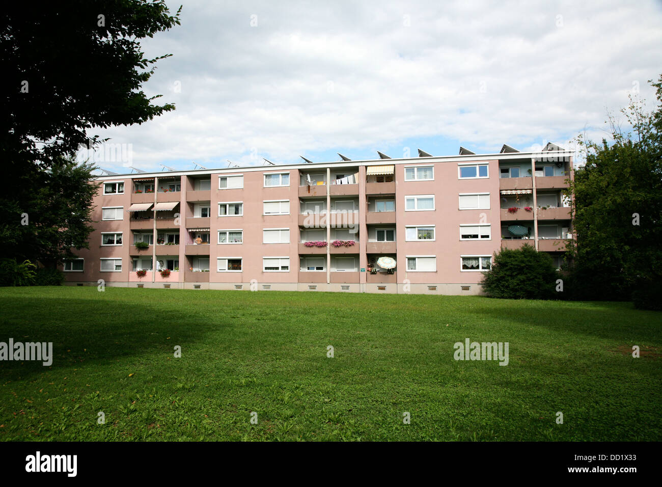 70s apartment building hi-res stock photography and images - Alamy