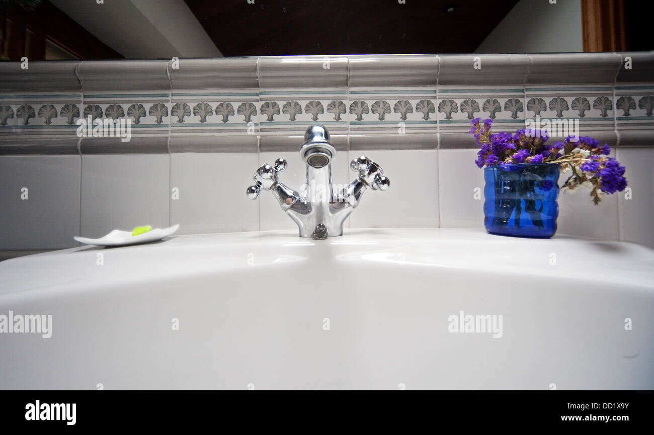 Retro sink hi-res stock photography and images - Alamy