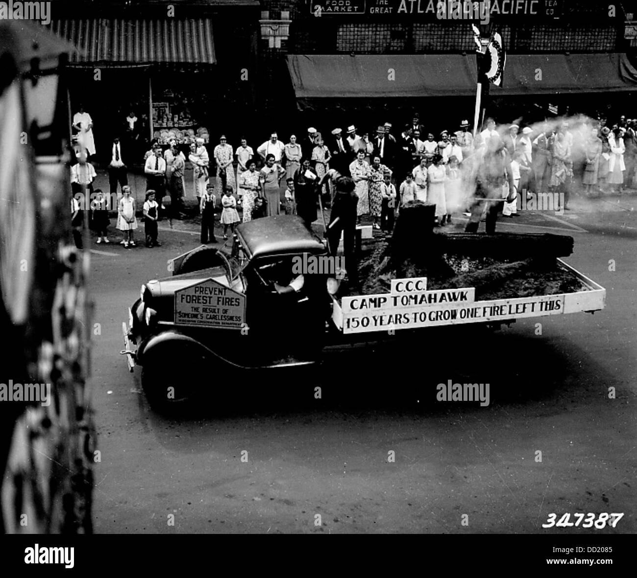Memorial day parades Black and White Stock Photos & Images - Alamy