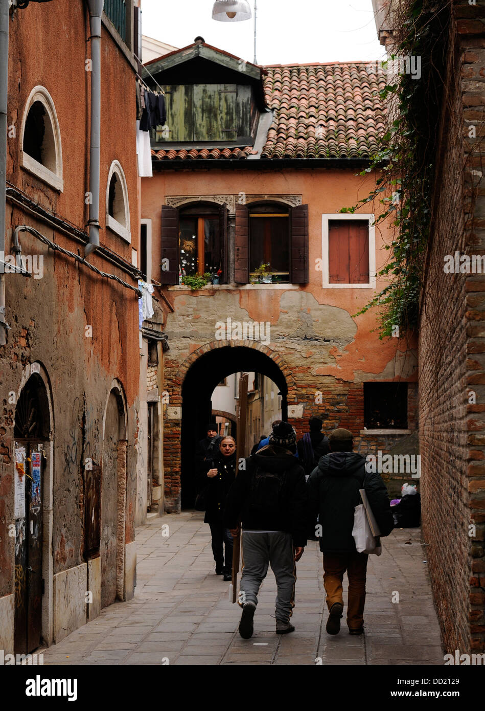 People walking in the streets of Venice Italy Stock Photo - Alamy