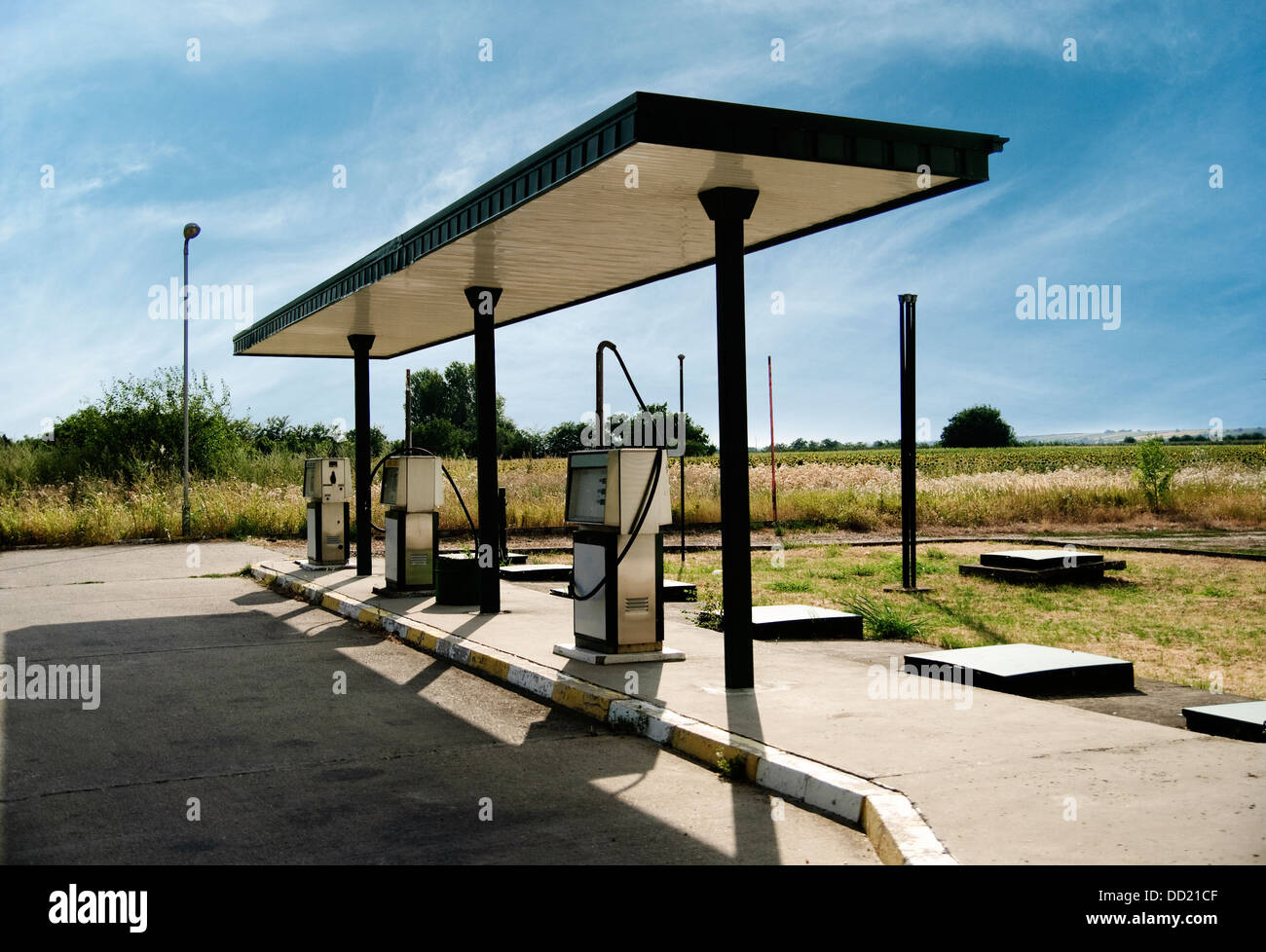 Old gas station area hi-res stock photography and images - Alamy