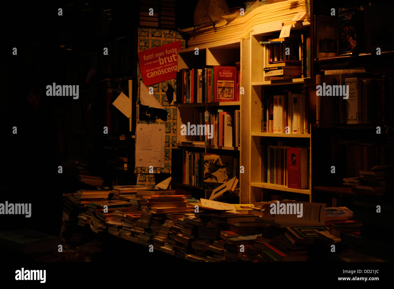 The most beautiful bookstore library in the world, Libreria Acqua Alta ...