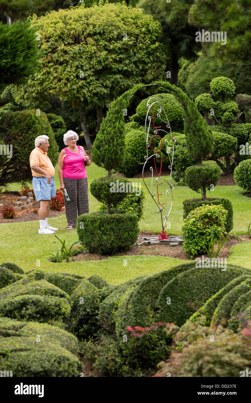 Pearl fryar topiary hi-res stock photography and images - Alamy