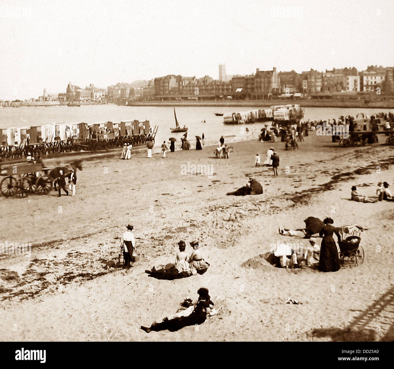 Victorian beach huts hi-res stock photography and images - Alamy