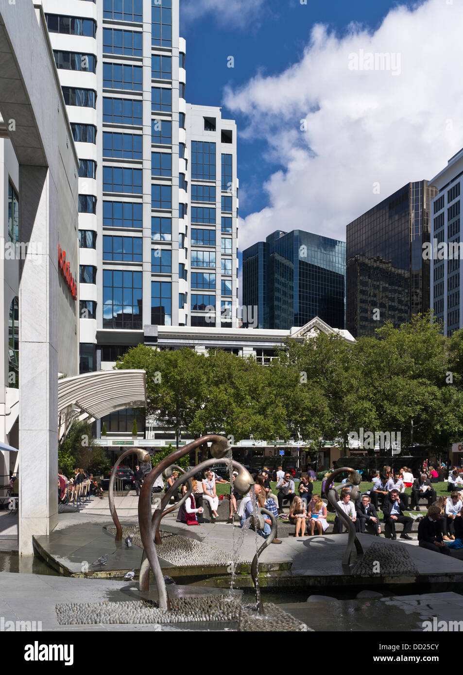 dh Lambton Quay WELLINGTON NEW ZEALAND City workers lunch break Midland ...