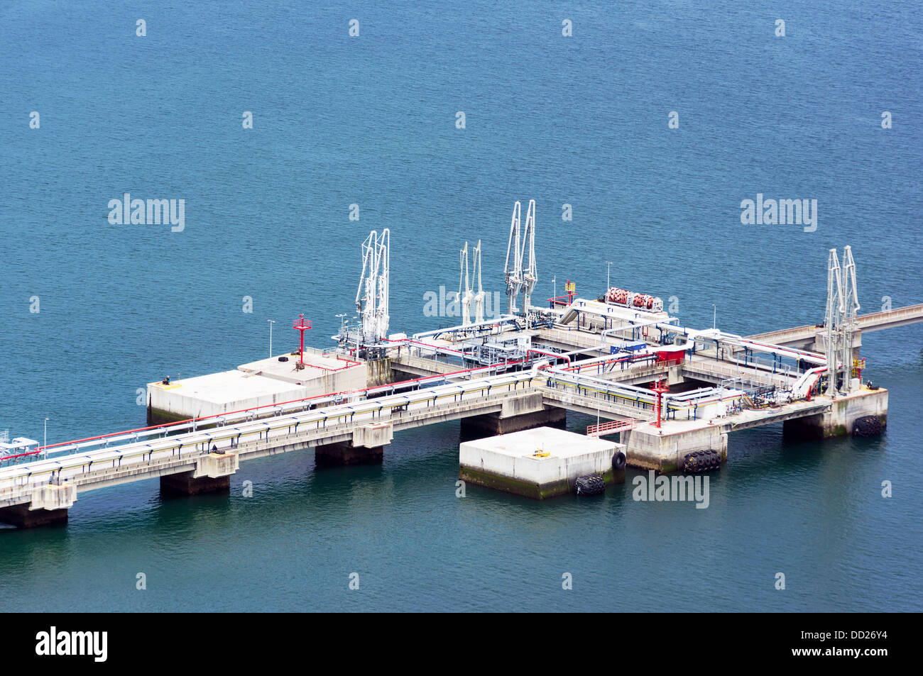Refinery platform hi-res stock photography and images - Alamy