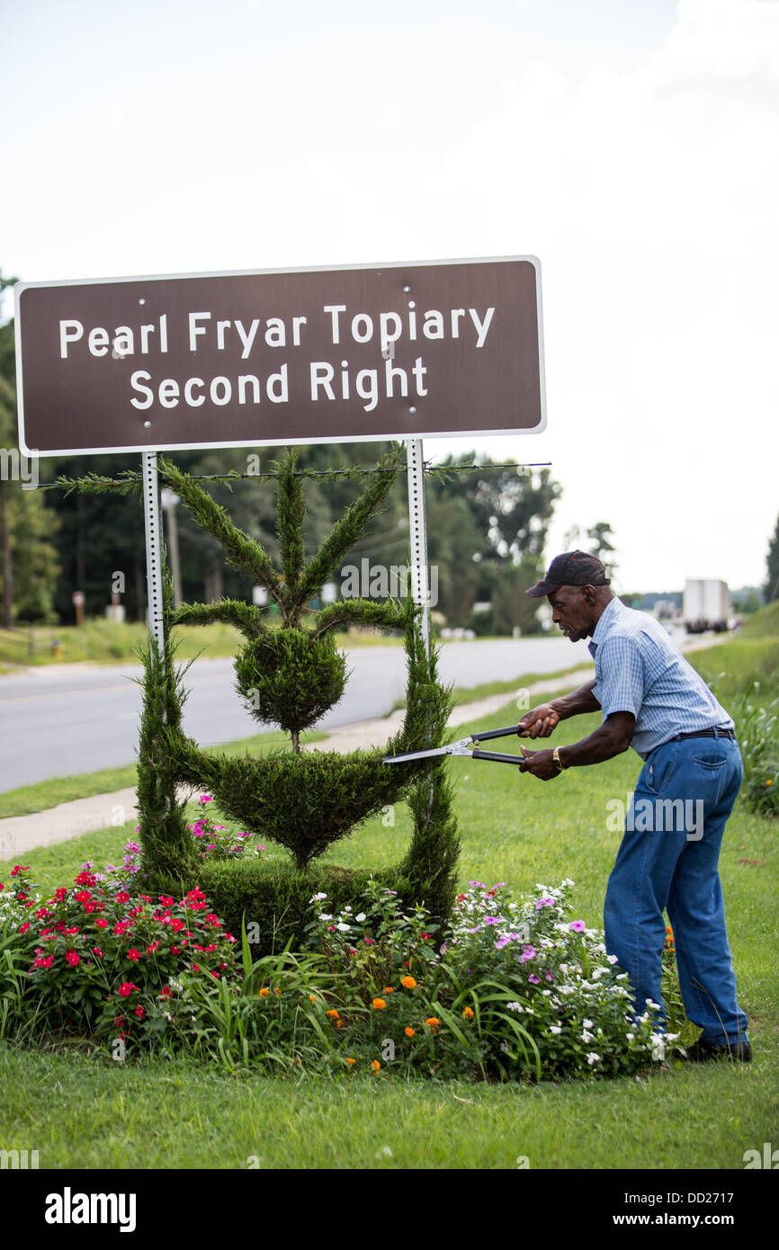Pearl fryar topiary garden sign hi-res stock photography and images - Alamy