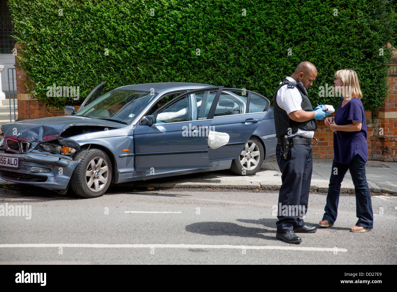Accident witnesses hi-res stock photography and images - Alamy