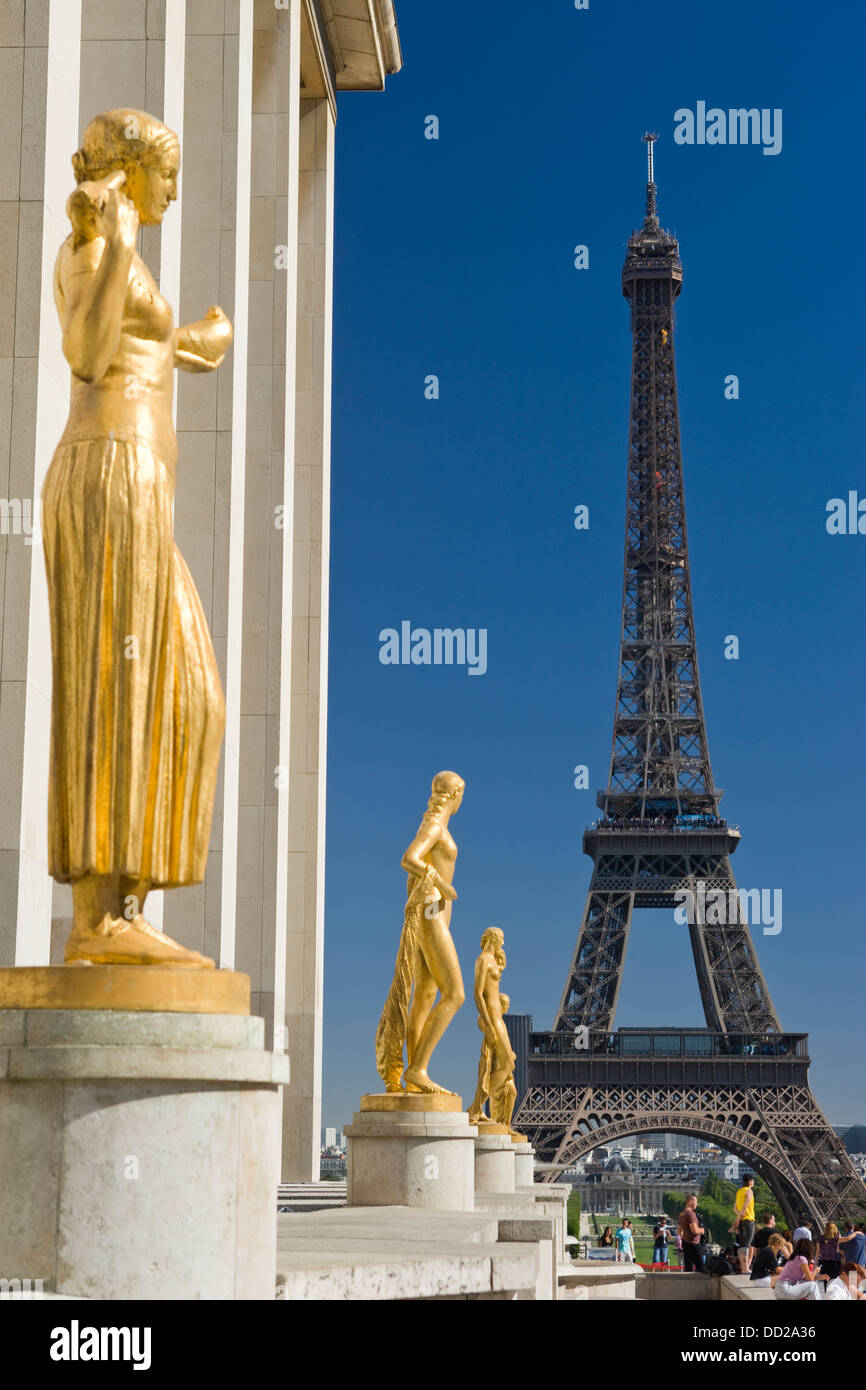 Statues de paris hi-res stock photography and images - Alamy