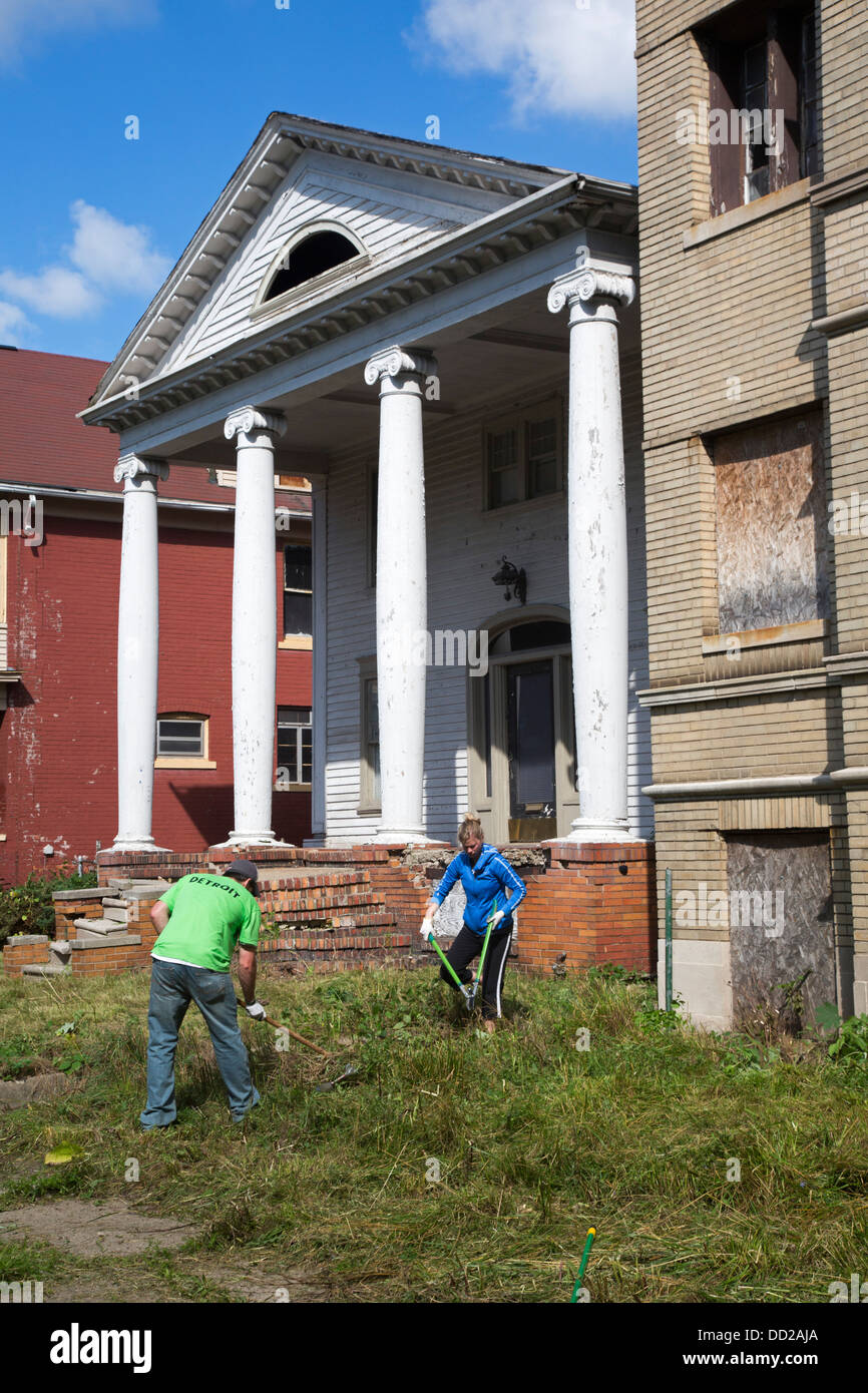 Volunteers participate in community improvement projects in Detroit ...