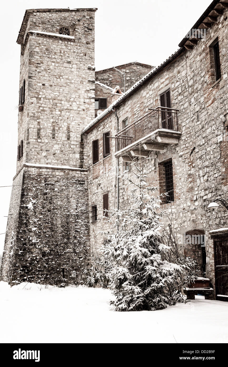Medieval building snow hi-res stock photography and images - Alamy