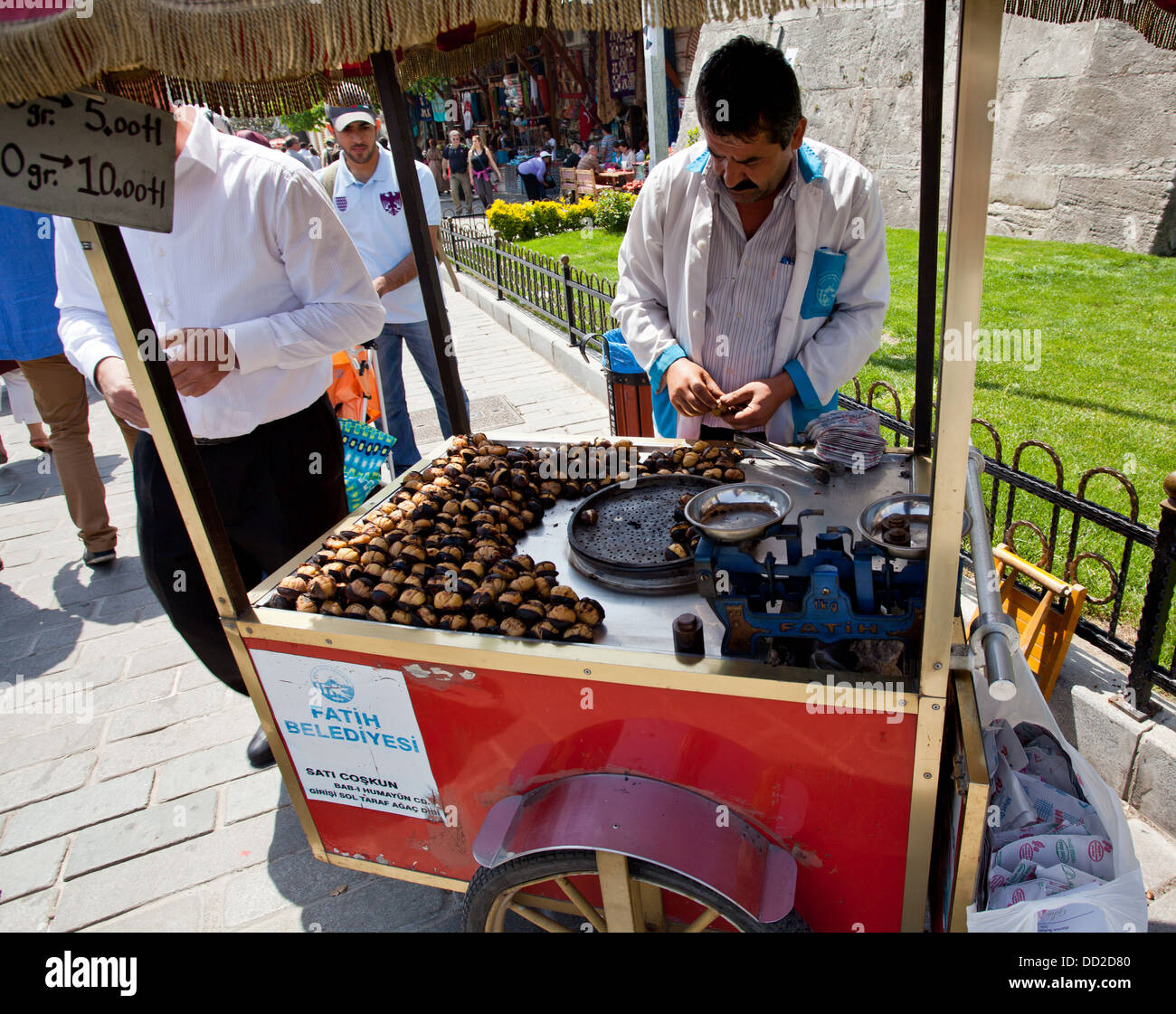 Roasted chestnuts street vendor in Istanbul, Turkey Stock Photo - Alamy
