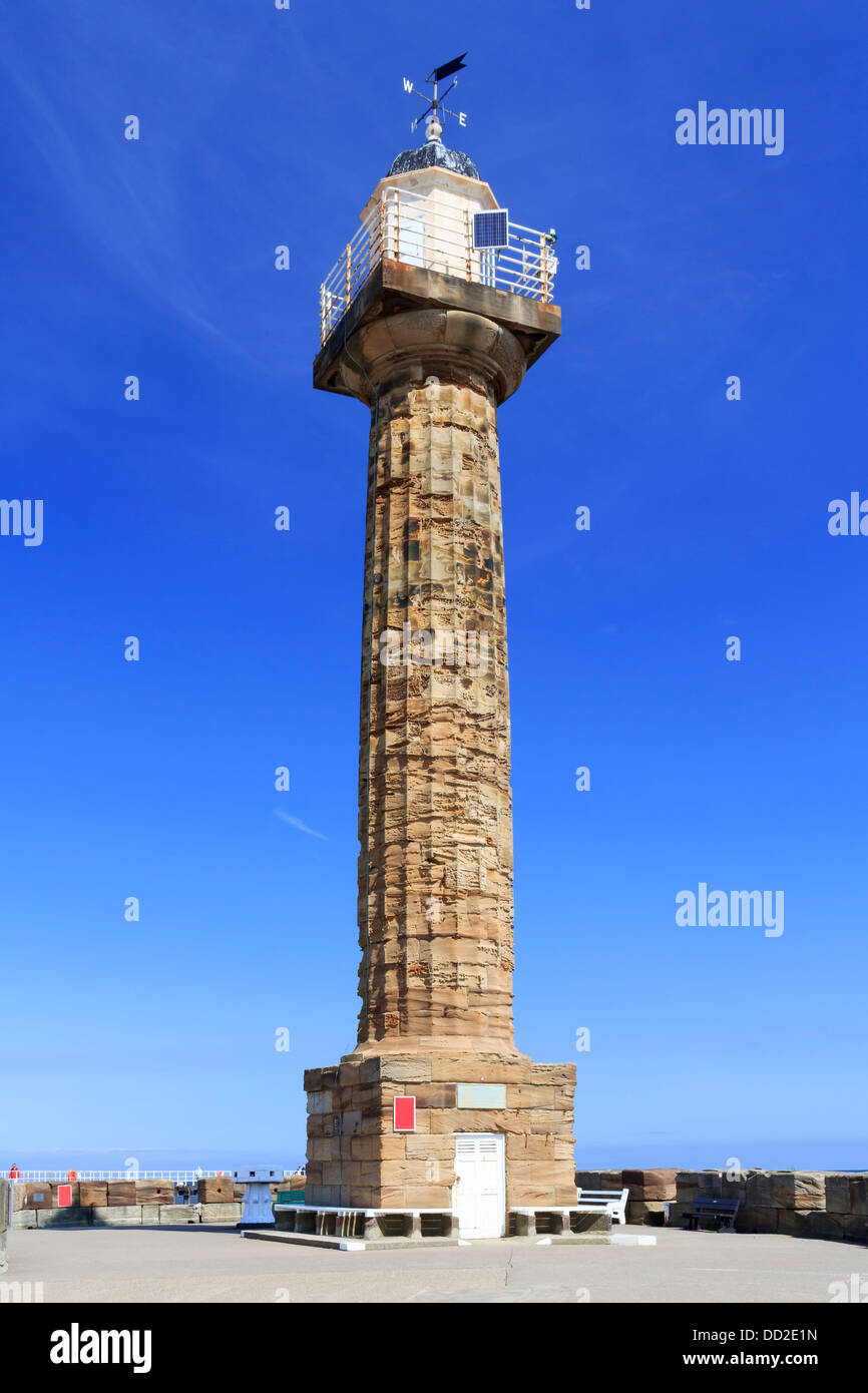 Whitby west pier lighthouses hi-res stock photography and images - Alamy