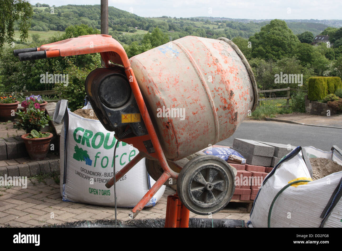 Aggregate driveway hi-res stock photography and images - Alamy