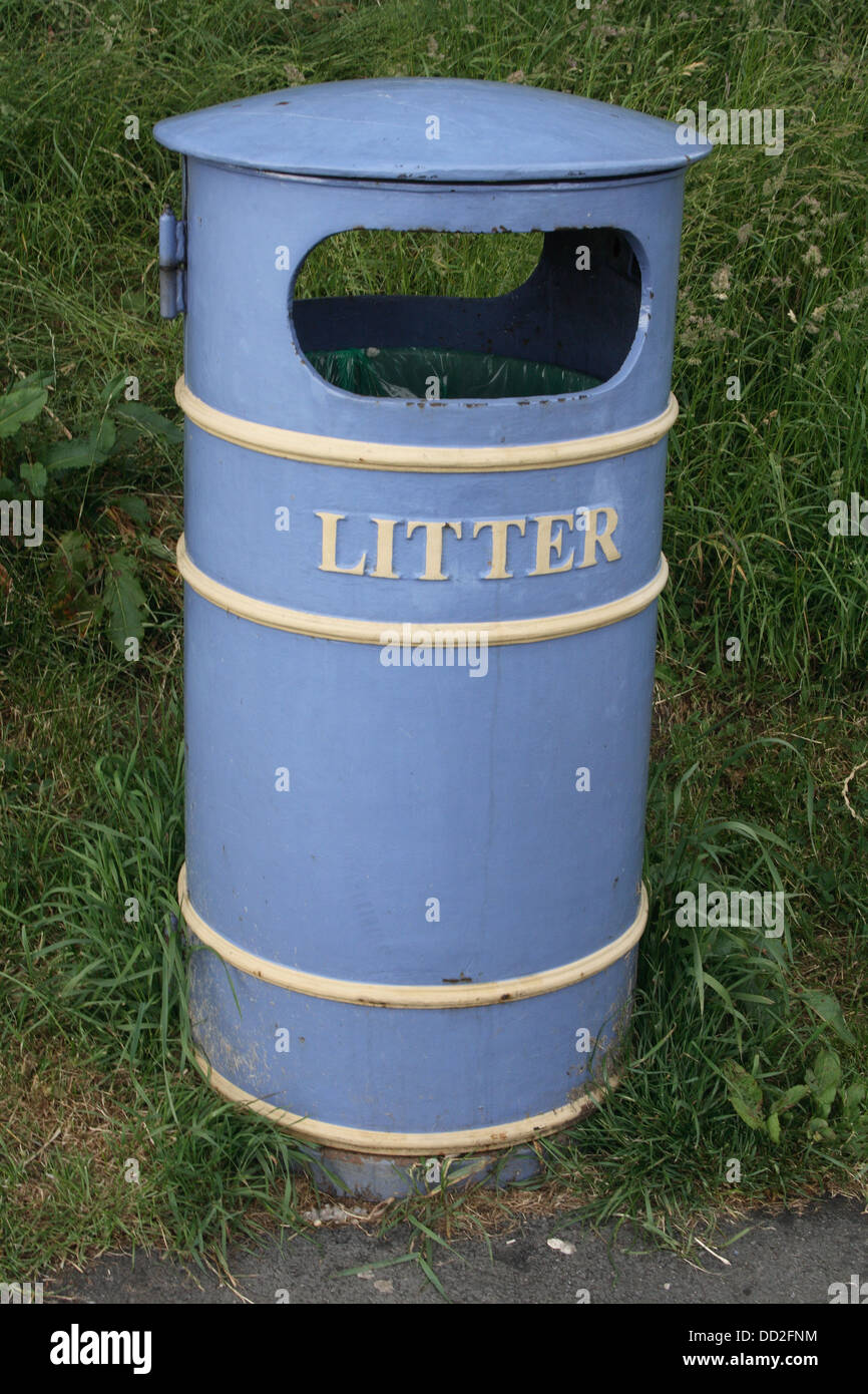 Litter bins hi-res stock photography and images - Alamy