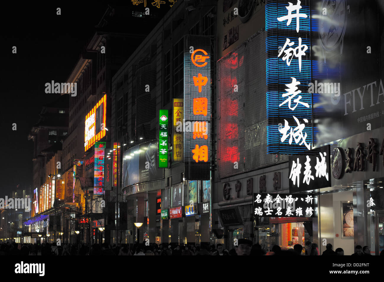 Bustling shopping district hi-res stock photography and images - Alamy