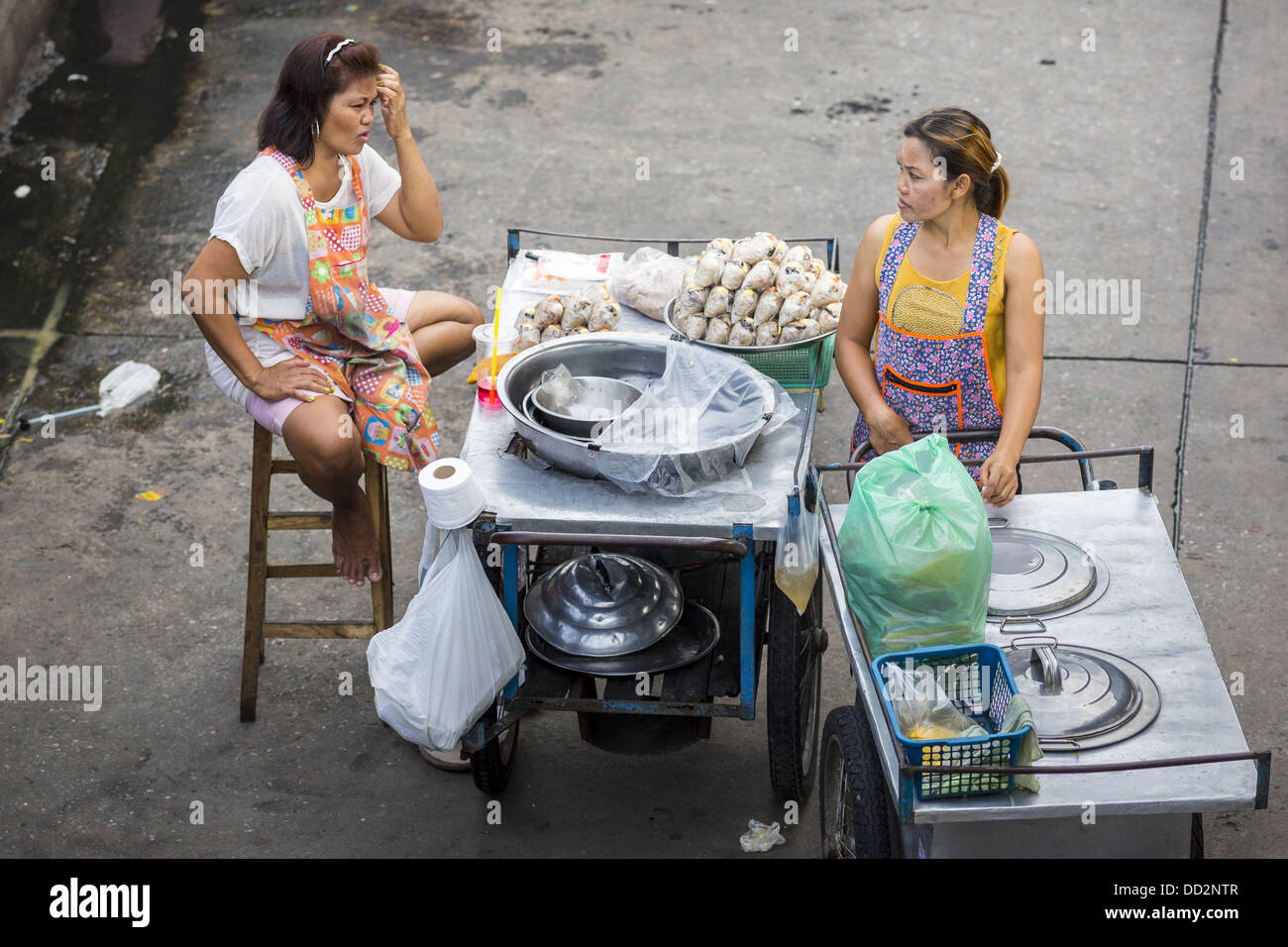 Street food operators hi-res stock photography and images - Alamy